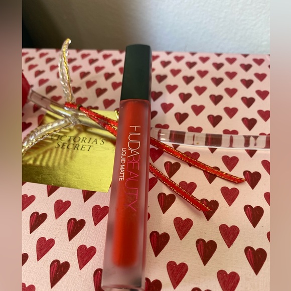 HUDA BEAUTY | Makeup | Huda Beauty Liquid Lipstick Alluring Red Full ...